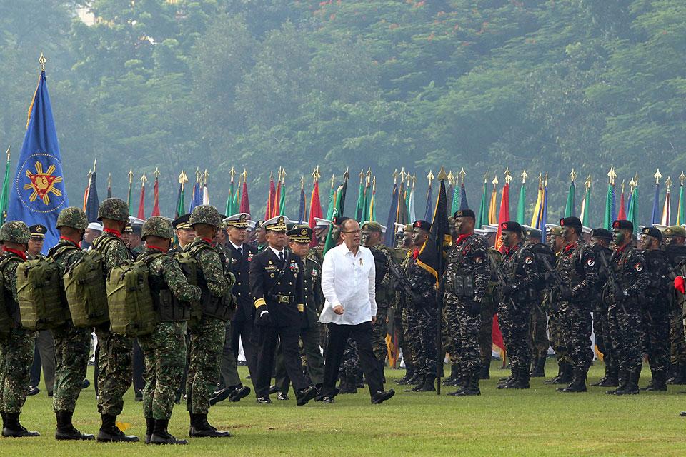 Outgoing PNoy given honor by AFP | Photos | GMA News Online