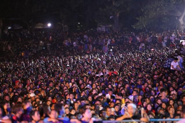 Wild applause greets Duterte upon arrival at Davao party venue ...