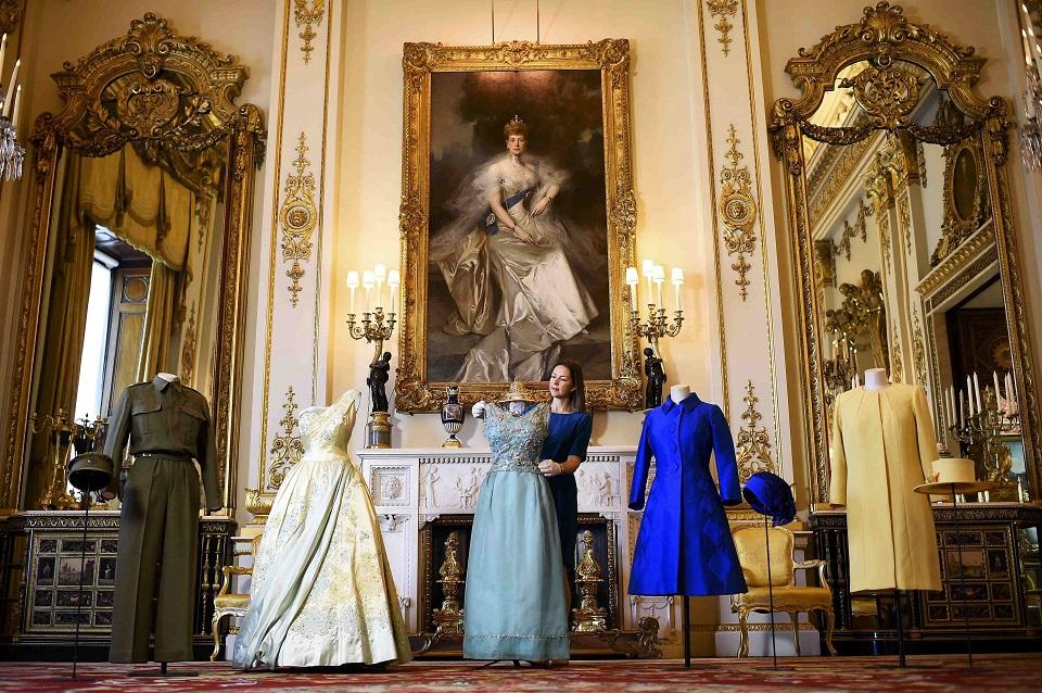Queen’s wardrobe goes on display at Buckingham Palace exhibit | GMA ...