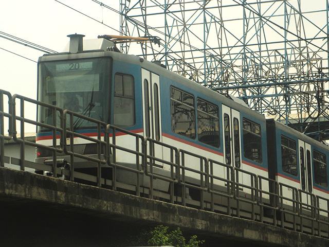 DOTr rolls out new elevators at MRT-3 stations | GMA News Online