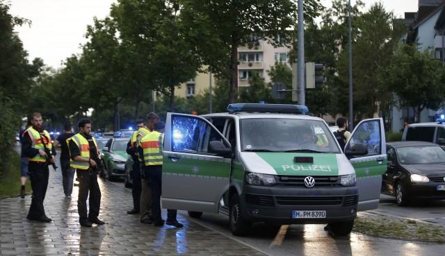 At least 8 killed by gunmen in Munich shopping mall, shooters on the ...