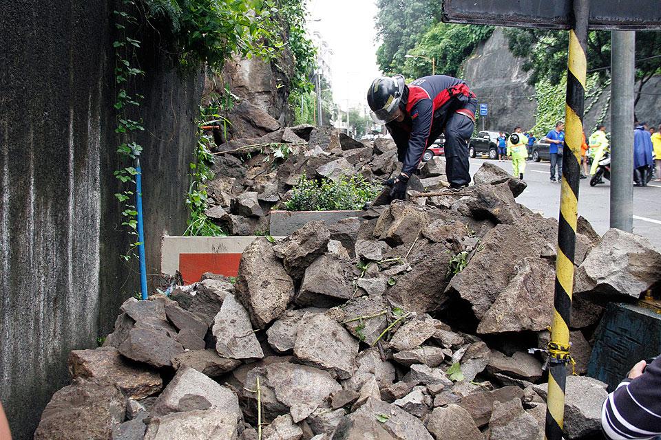 Pasig wall collapses amid heavy rainfall | Photos | GMA News Online
