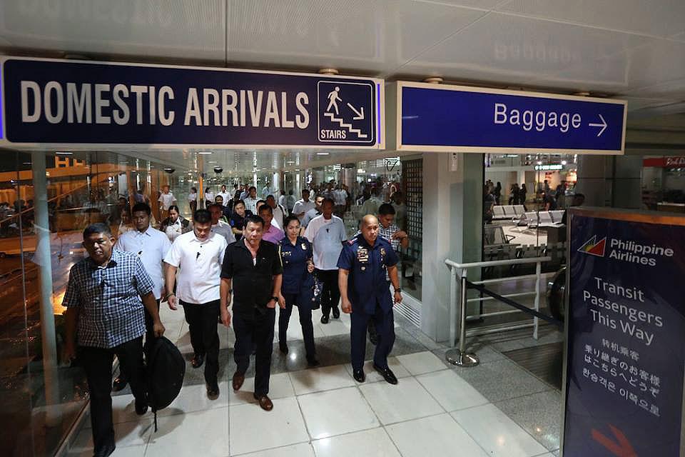 Duterte shuns VIP treatment at Manila airport | GMA News Online