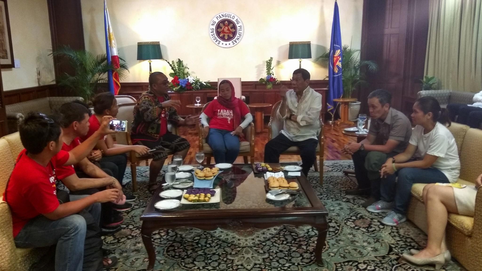 Duterte breaks bread with militants after delivering SONA | GMA News Online