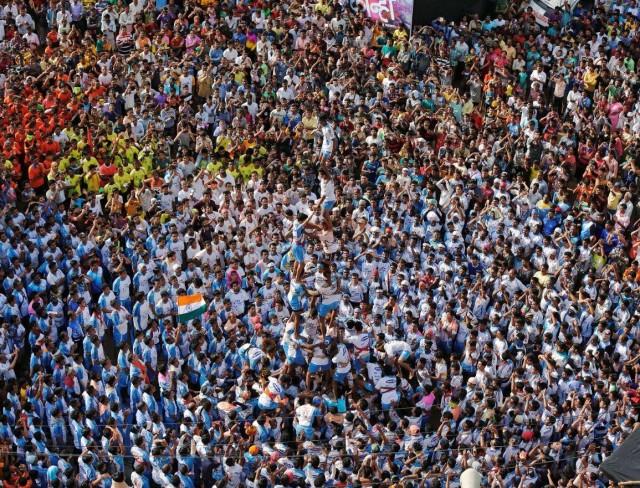Hundreds challenge human pyramid limits at Indian Hindu festival | GMA ...
