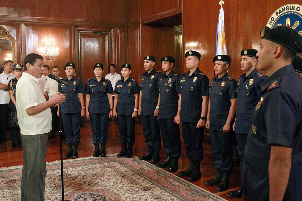 Duterte talks to newly-promoted PSG officers | Photos | GMA News Online