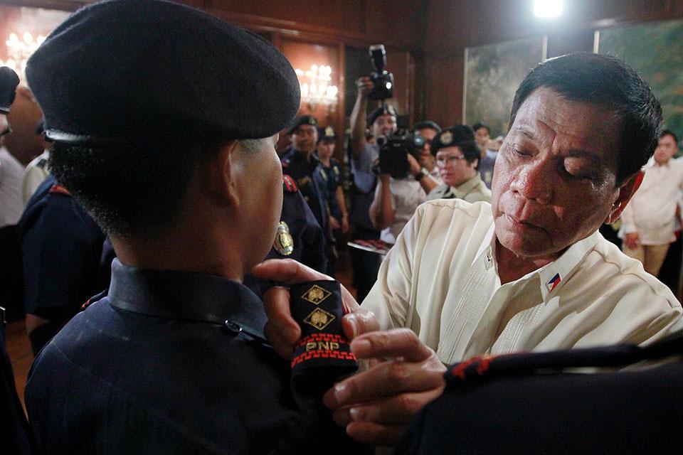 Duterte promotes PSG officers | Photos | GMA News Online