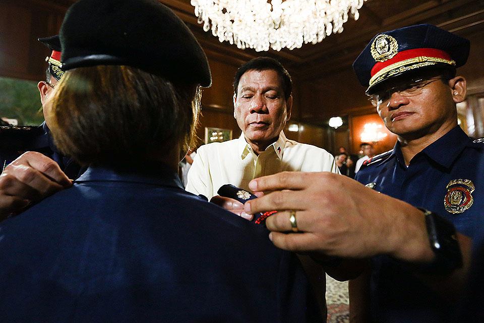 Duterte promotes PSG officers | Photos | GMA News Online