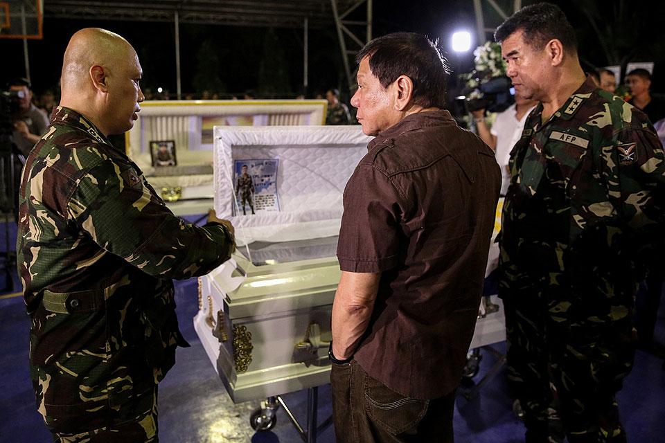 Duterte visits wake of slain soldiers in Davao | Photos | GMA News Online
