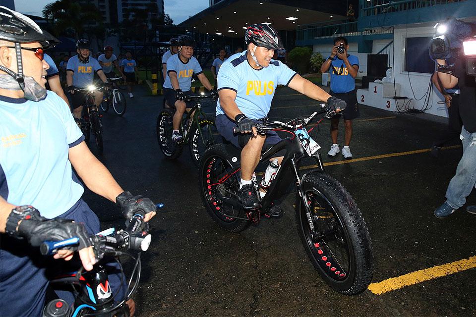 Bato dances Zumba, leads PNP program to stay limber enough to run after ...