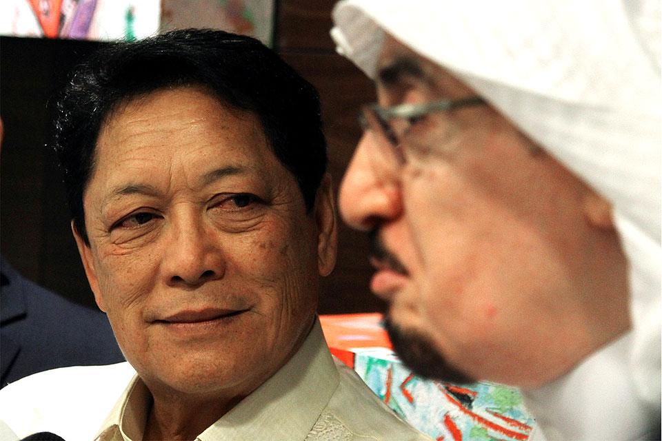 Bello, Saudi labor official meet to help stranded OFWs | Photos | GMA ...