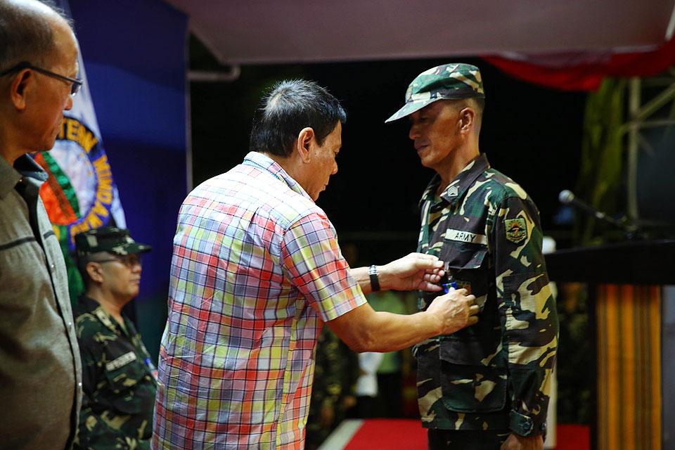 Duterte at EastMinCom anniversary | Photos | GMA News Online