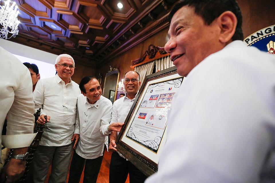 Duterte receives own inaugural stamps | GMA News Online