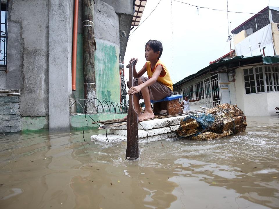 Boy rows makeshift raft in Bulacan flood | Photos | GMA News Online