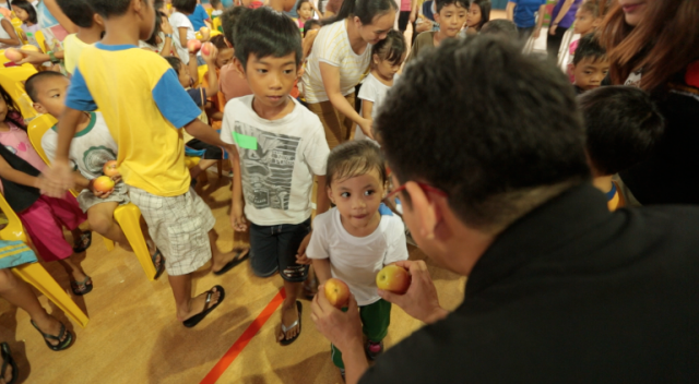 ‘Apple Boy’ ng Pilipinas, kilalanin sa ‘Front Row’ | GMA News Online