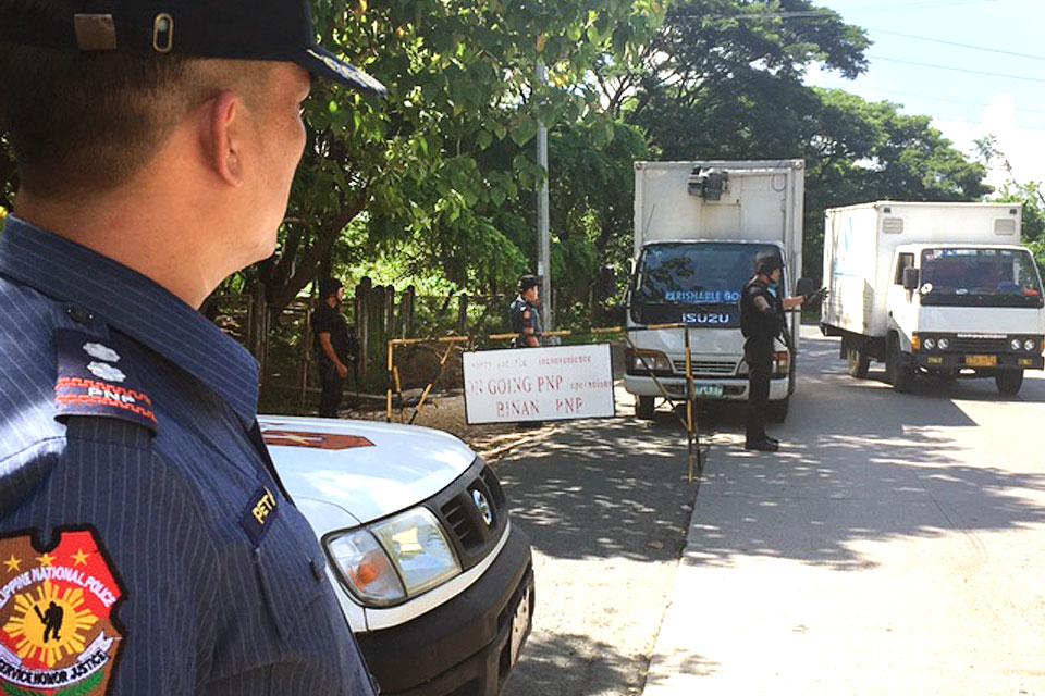 Biñan cops set up checkpoints along SLEX | Photos | GMA News Online