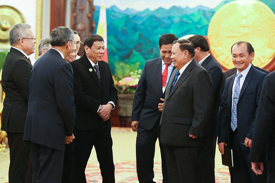 Duterte keeps to simple fashion sense in int'l debut | GMA News Online