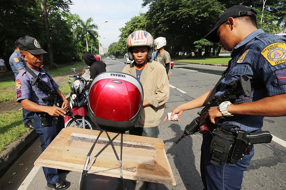 Expect more personnel at checkpoints as military beefs up PNP | GMA ...