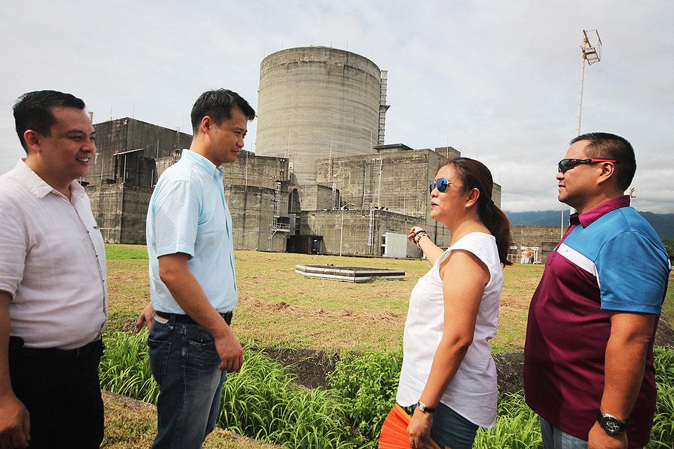 Senators inspect Bataan nuke plant | Photos | GMA News Online