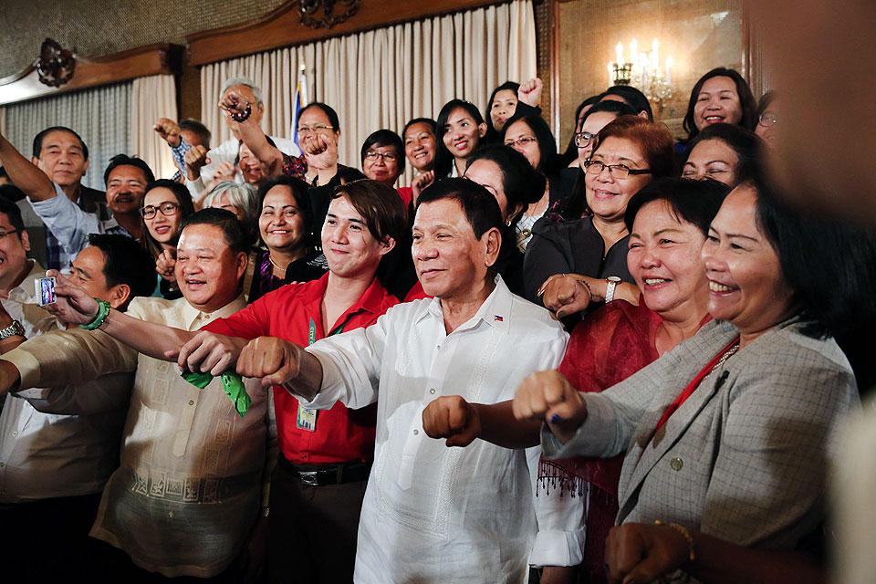 Duterte awards child-friendly cities, towns | Photos | GMA News Online
