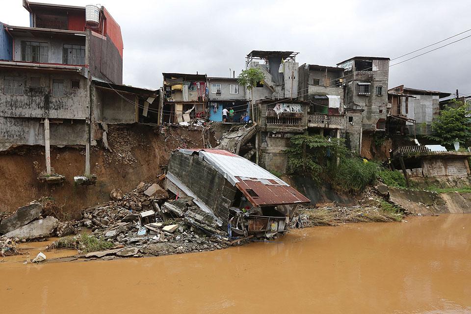 Heavy rain causes Marikina riverside house to collapse | Photos | GMA ...