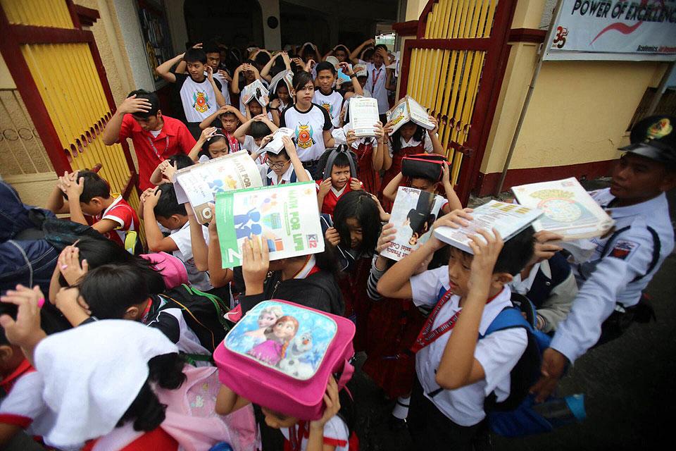 Biñan school holds earthquake drill | Photos | GMA News Online