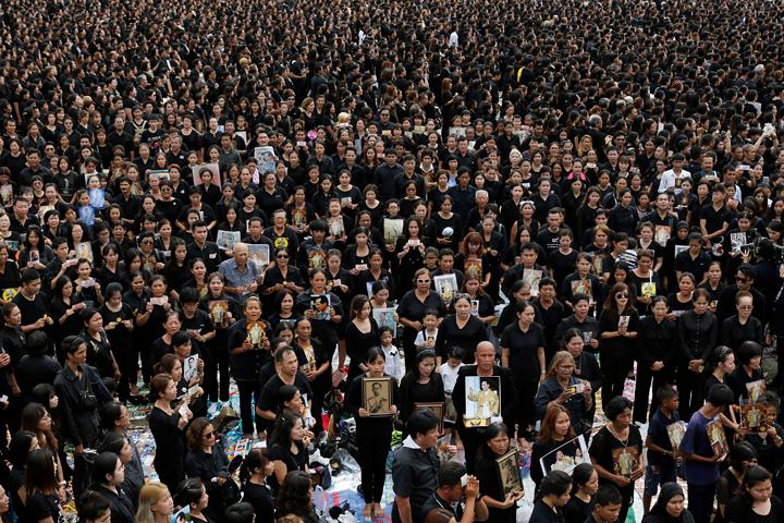 Huge crowd of mourning Thais sings royal anthem in honor of late king ...
