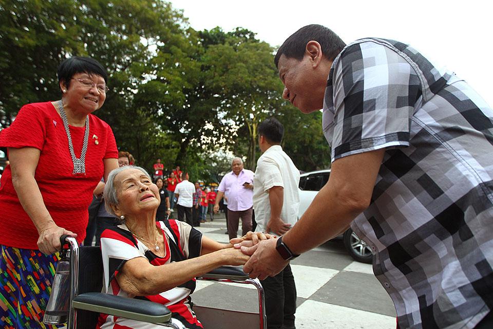 Duterte meets mom of DSWD secretary | Photos | GMA News Online