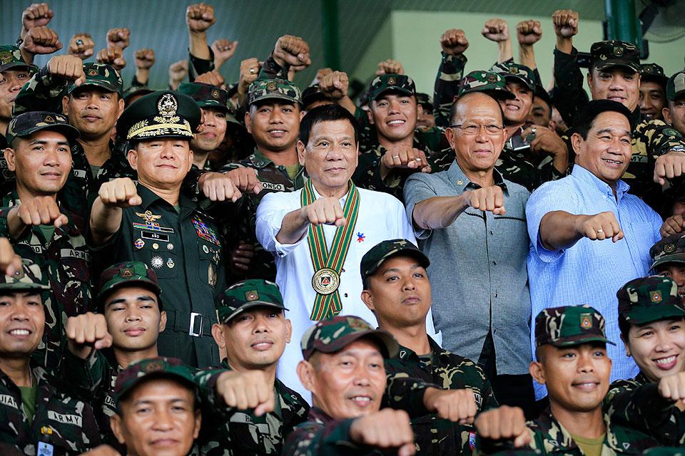 Duterte visits Army camp | Photos | GMA News Online