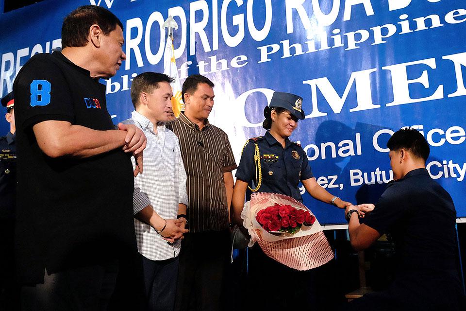 Cop asks girlfriend's hand for marriage in front of Duterte | Photos ...