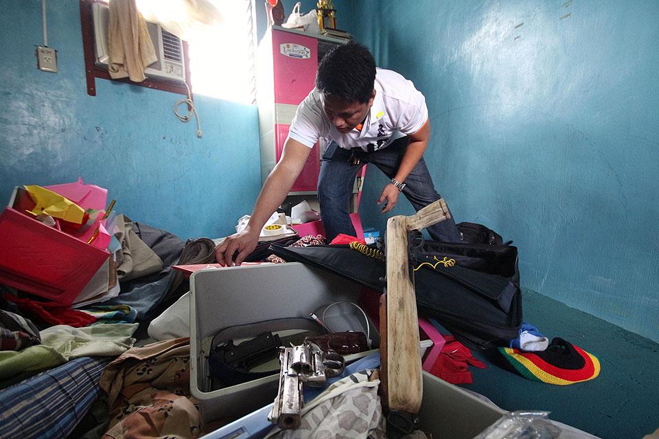 Drugs Guns Seized In Raid On Drug Suspects Homes In Quezon City Gma