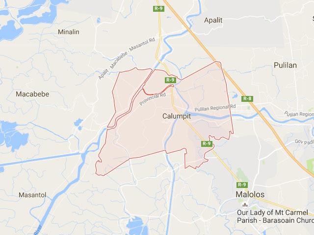 Floods in Calumpit, Bulacan still waist-deep after Typhoon Lawin | GMA ...