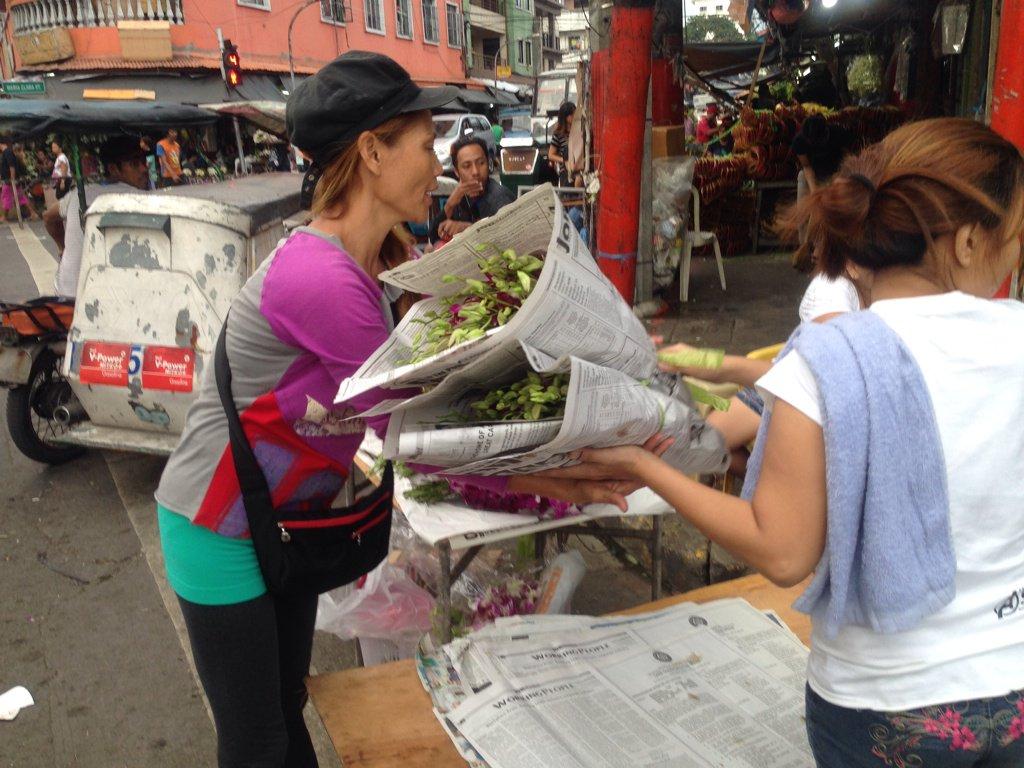 Prices of flowers at Dangwa still up on eve of All Saints’ Day | GMA ...