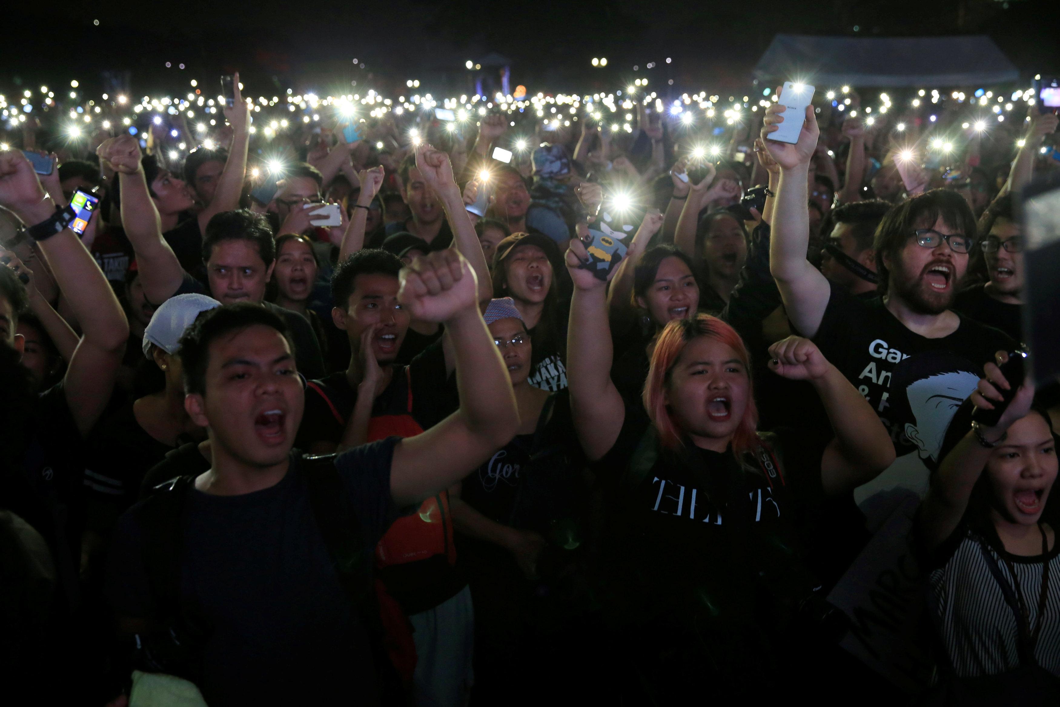 Luneta lights up in anti-Marcos protest | Photos | GMA News Online