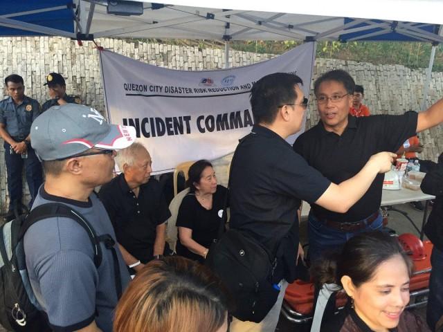 Mar Roxas makes rally appearance in black | GMA News Online
