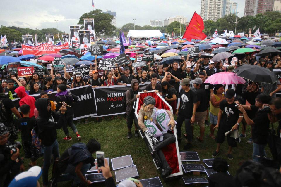 Protesters gather around Marcos effigy at Luneta | Photos | GMA News Online