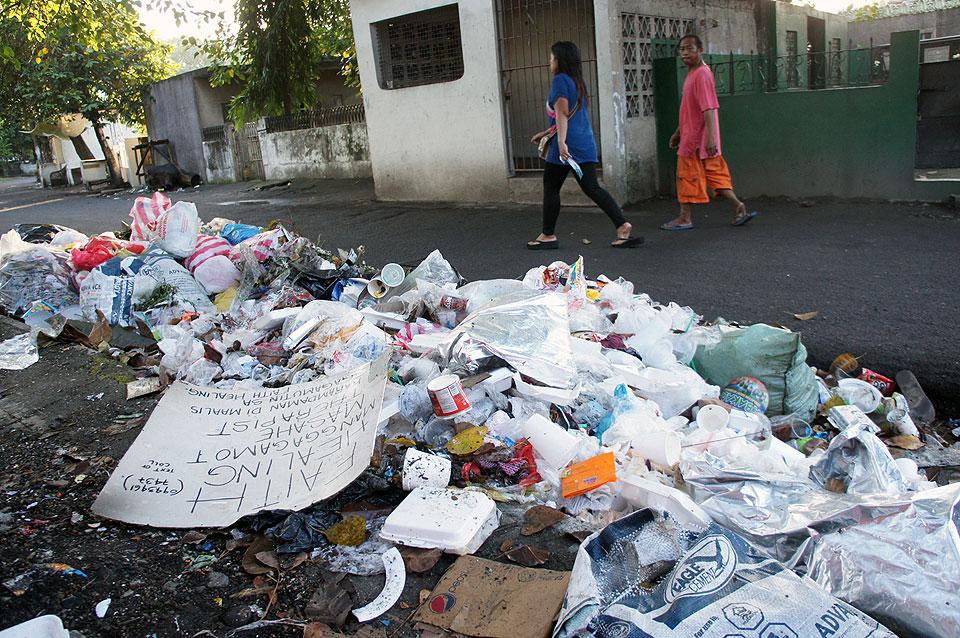 MMDA personnel begin cleaning up Manila North Cemetery | GMA News Online