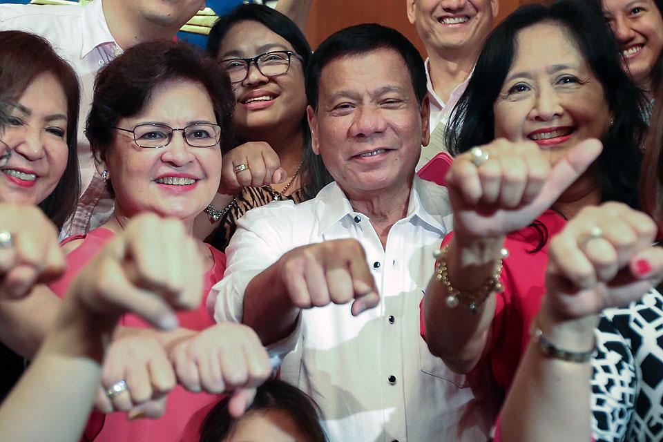 Elizabeth Zimmerman visits ex-hubby in Palace | Photos | GMA News Online