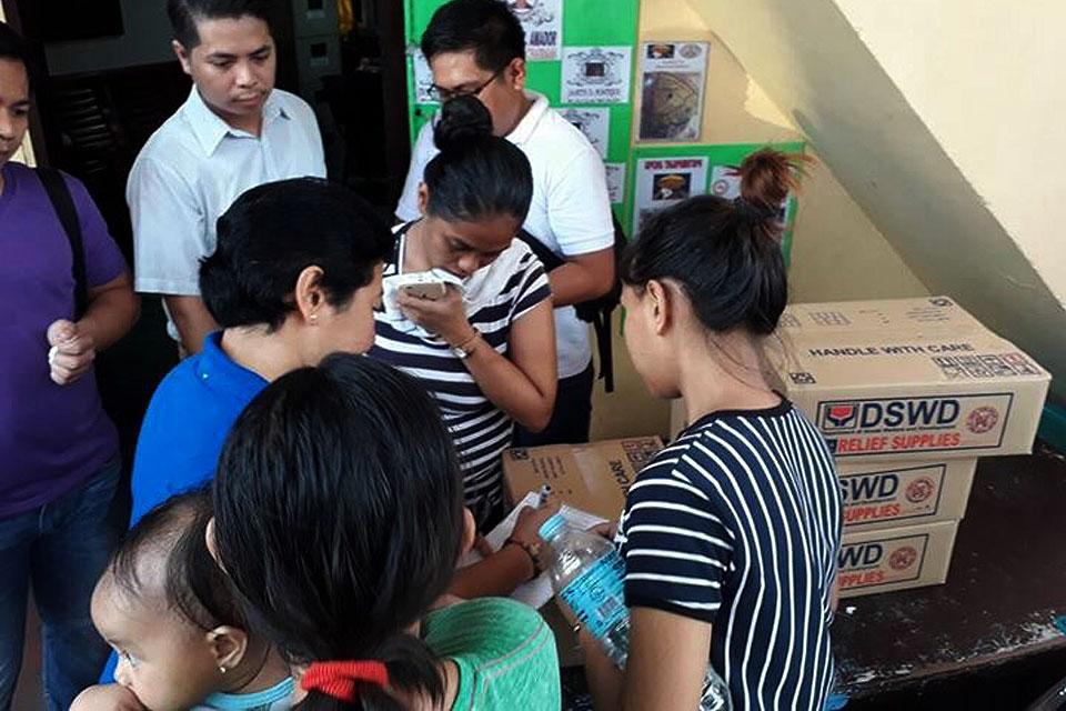 DSWD distributes relief goods to Pasay fire victims | Photos | GMA News ...
