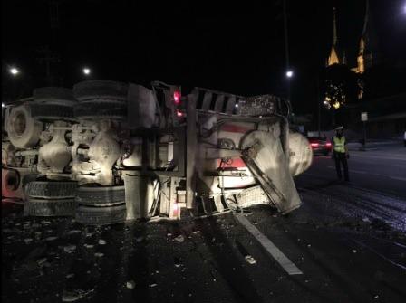 Cement mixer flips, causes traffic on Commonwealth Avenue | GMA News Online