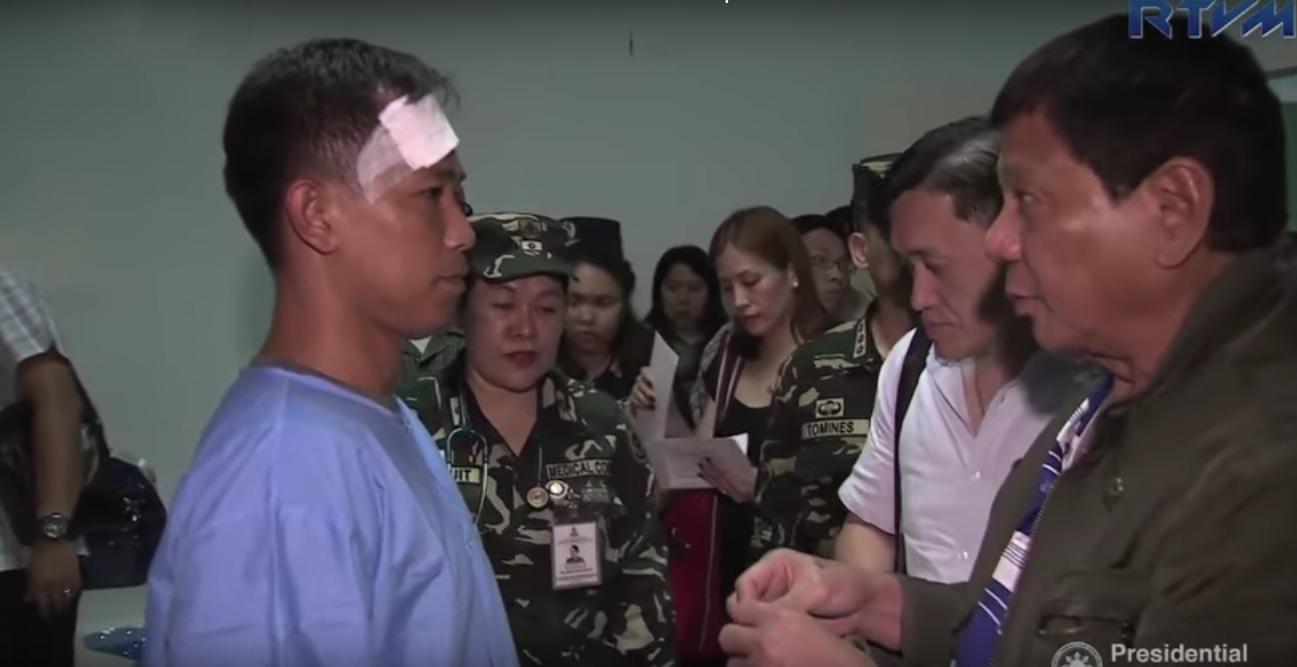 Duterte gives medals to soldiers, PSG men hurt in Marawi blast | GMA ...