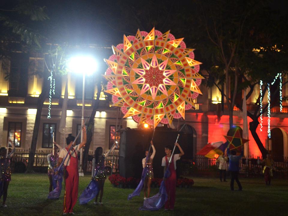 Giant-parol lighting opens Intramuros' Christmas attractions | GMA News ...
