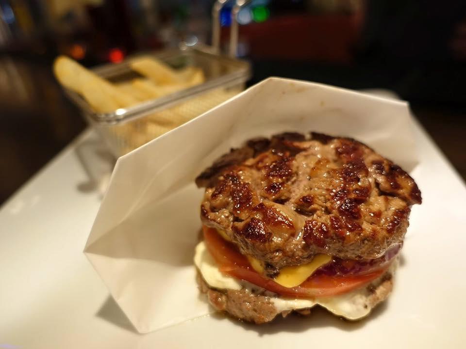 Japanese burger shop swaps buns with beef patties | GMA News Online