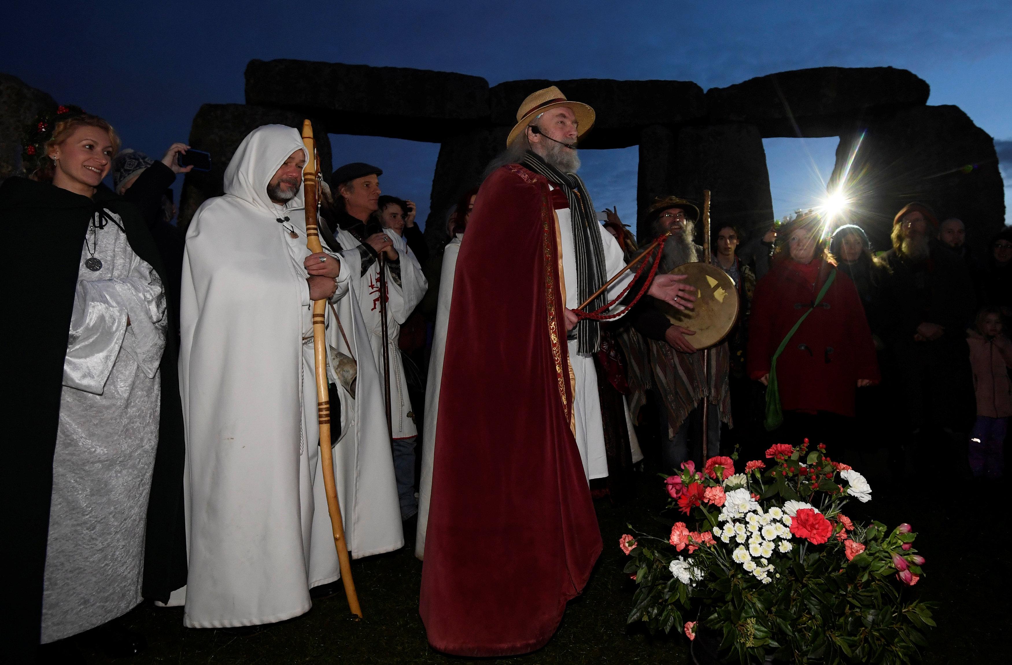 Thousands gather at Stonehenge for winter solstice | GMA News Online