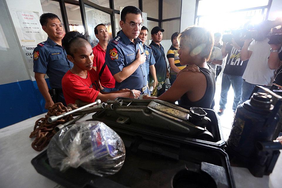 2 Salisi Gang members nabbed in QC | Photos | GMA News Online