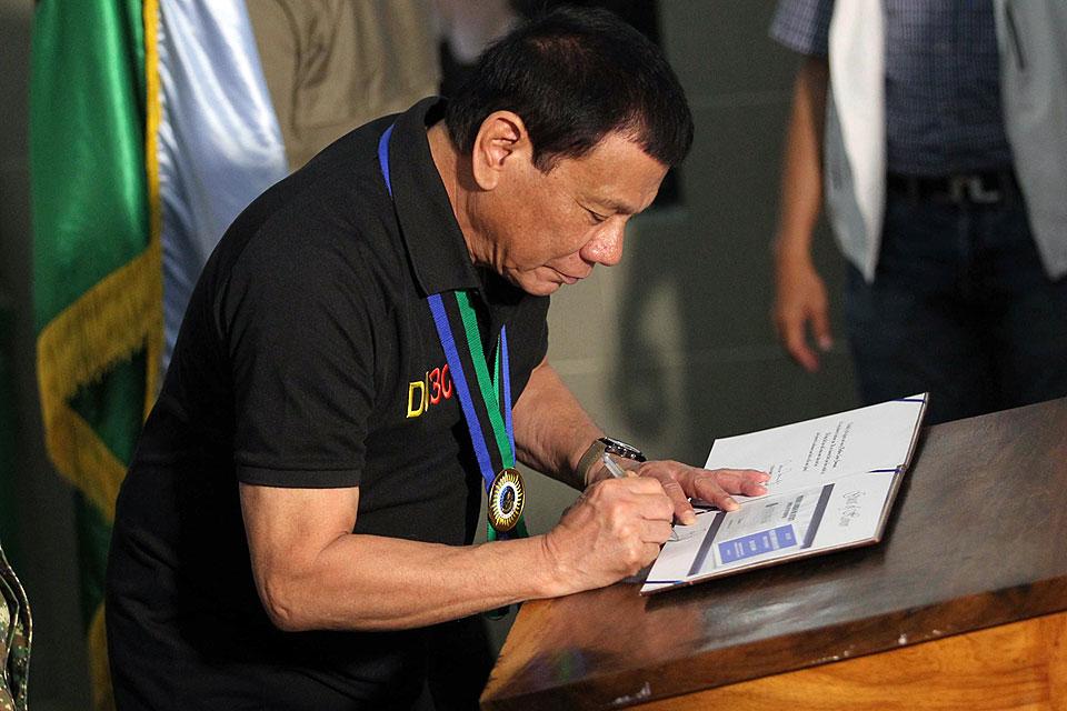 Duterte visits Camp Aquino in Tarlac | Photos | GMA News Online