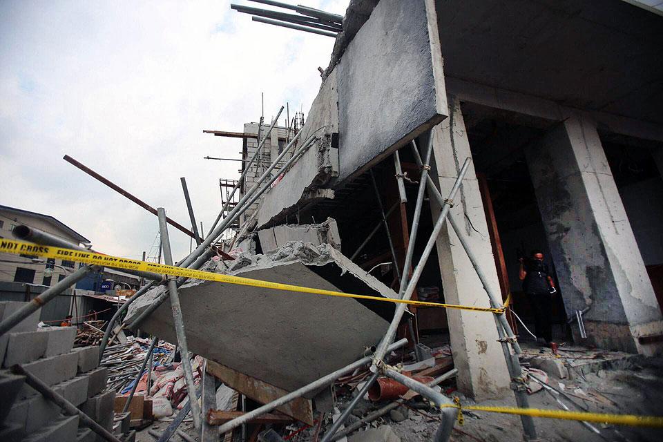 2 hurt as fast food canopy collapses in Manila | Photos | GMA News Online