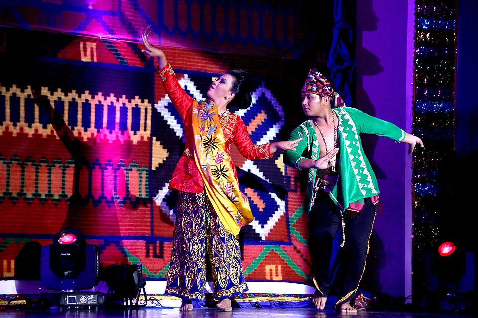 Tausugs perform traditional song, dance in Cotabato | Photos | GMA News ...