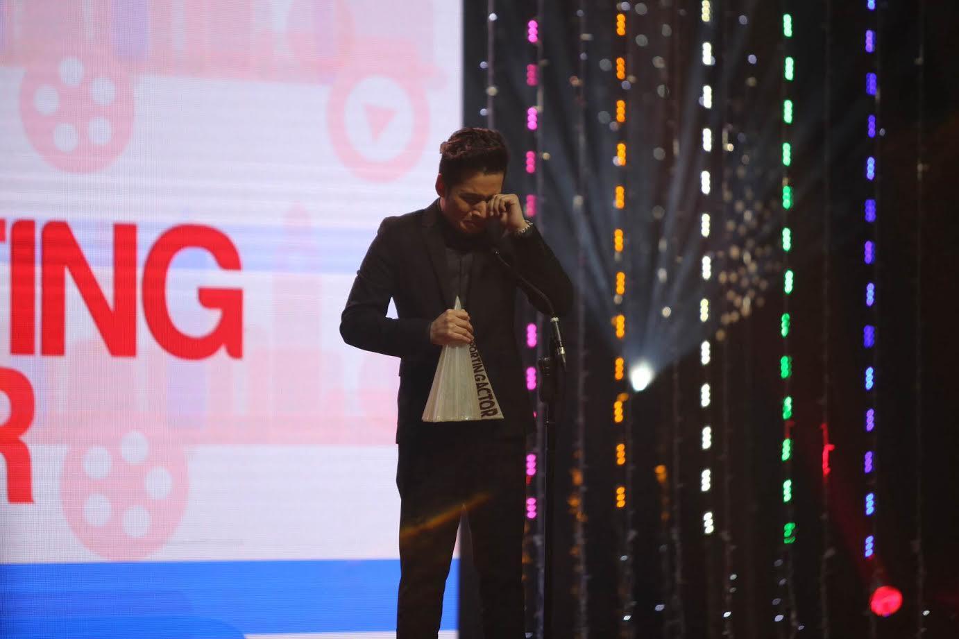 Die Beautiful's Barbs moved to tears after Best Supporting Actor win ...