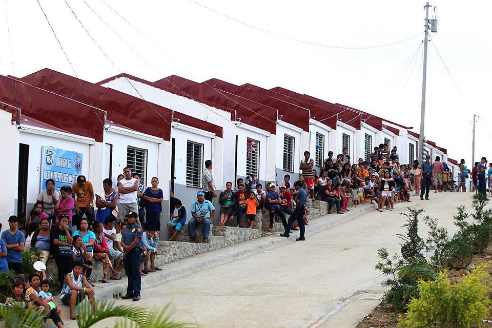 Duterte distributes housing grants to Yolanda victims | Photos | GMA ...